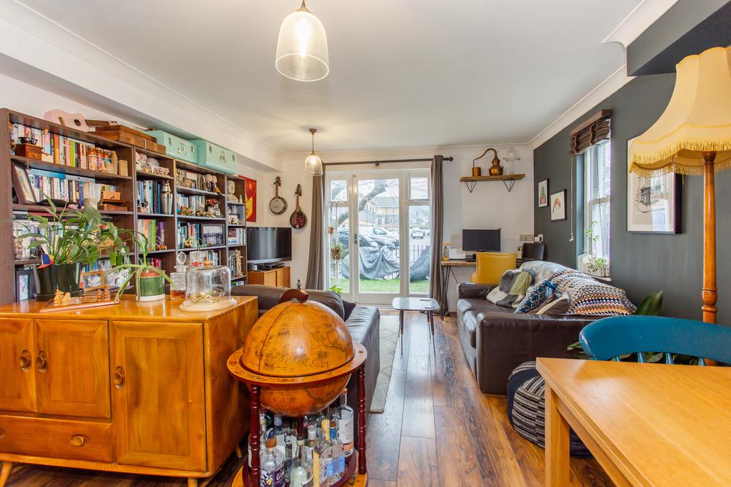 Leabank Square, E9 1 bed flat - £342,500