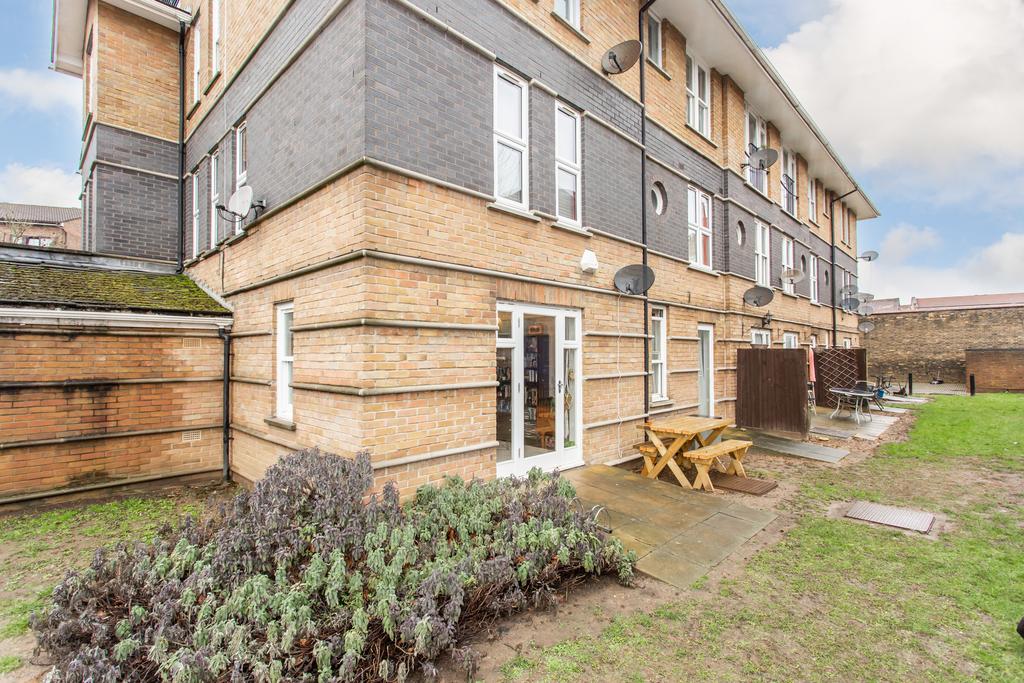 Leabank Square, E9 1 bed flat - £342,500
