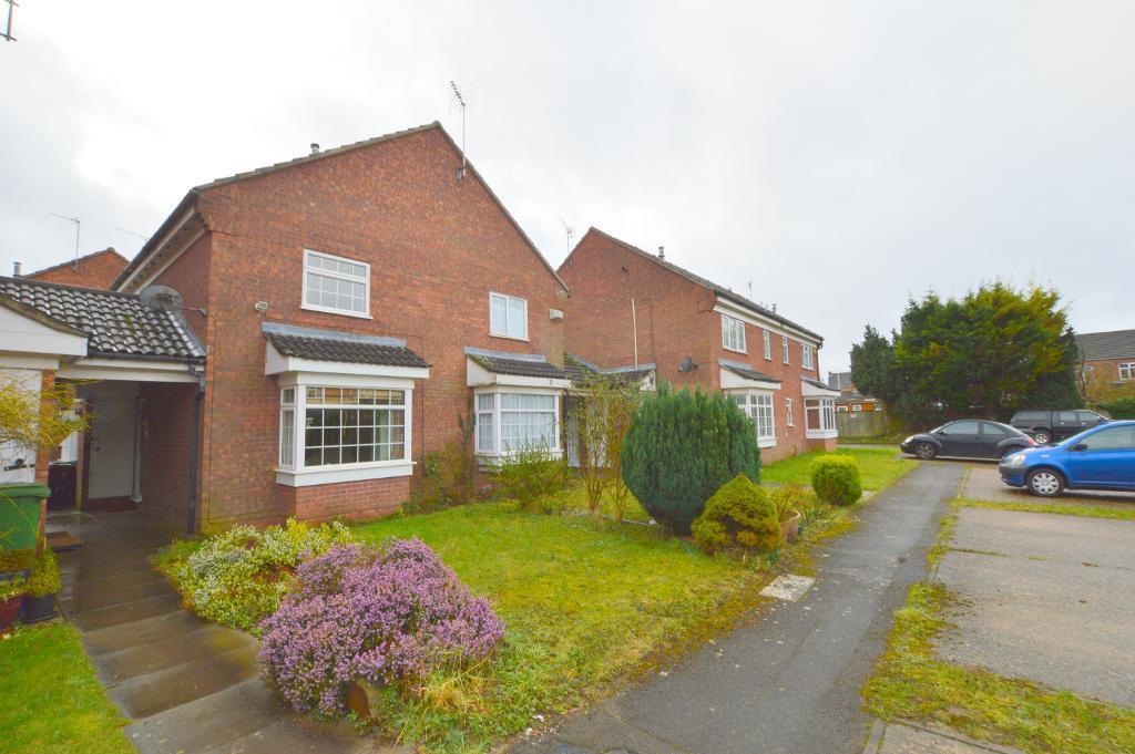Howard Close, Limbury, Luton... 2 bed cluster house - £190,000