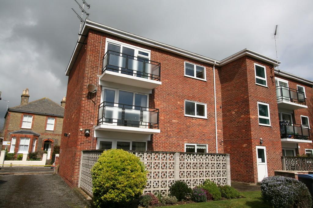 Stretton Court, Deal 2 bed flat - £700 pcm (£162 pw)