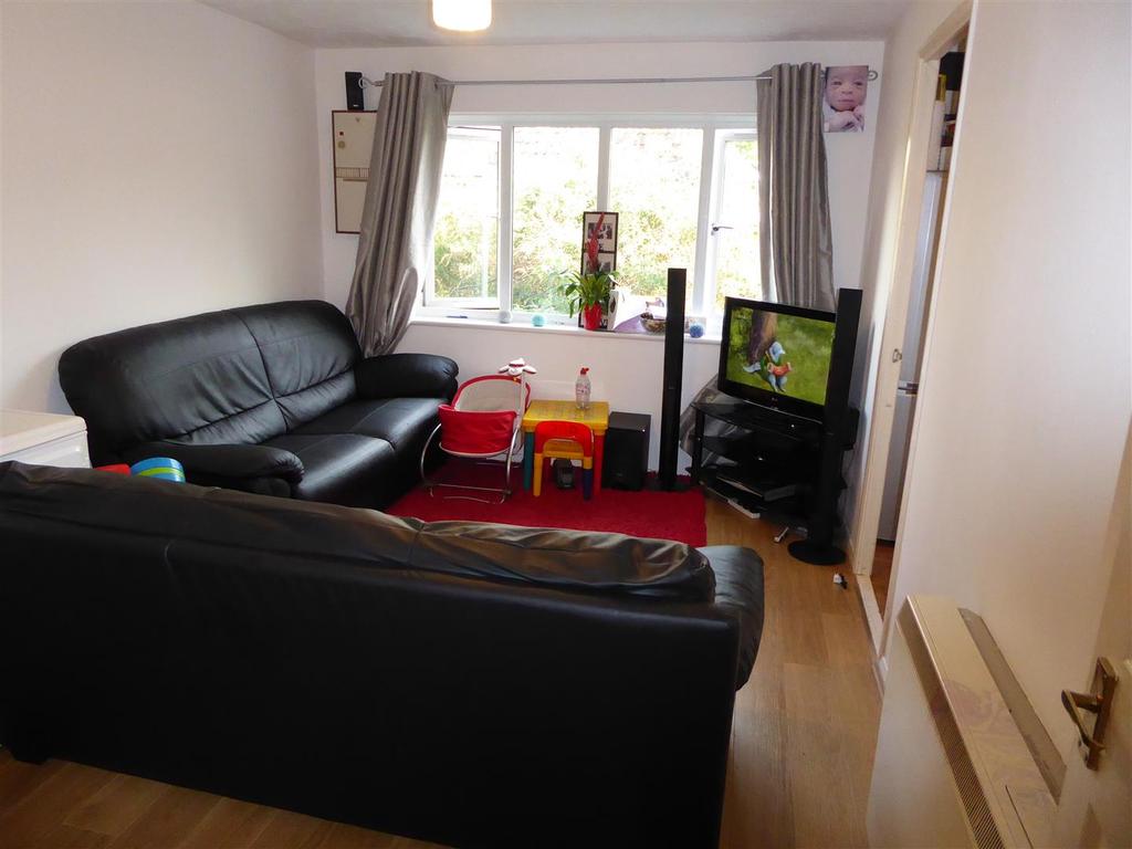 Beaulieu Close, Hounslow 1 bed flat - £950 pcm (£219 pw)