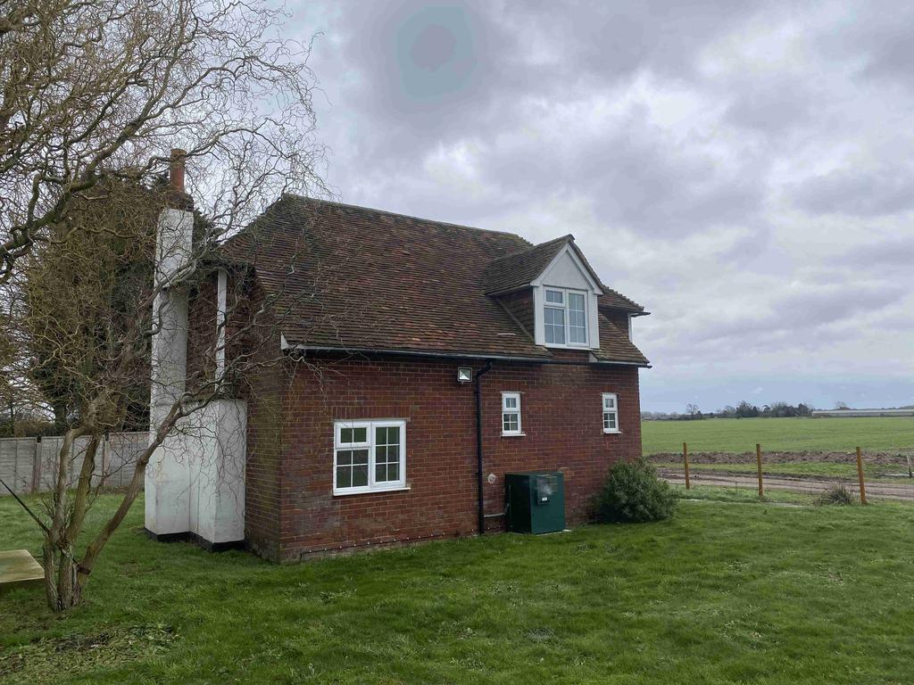 Church Street, Rodmersham... 3 bed detached house - £1,250 pcm (£288 pw)