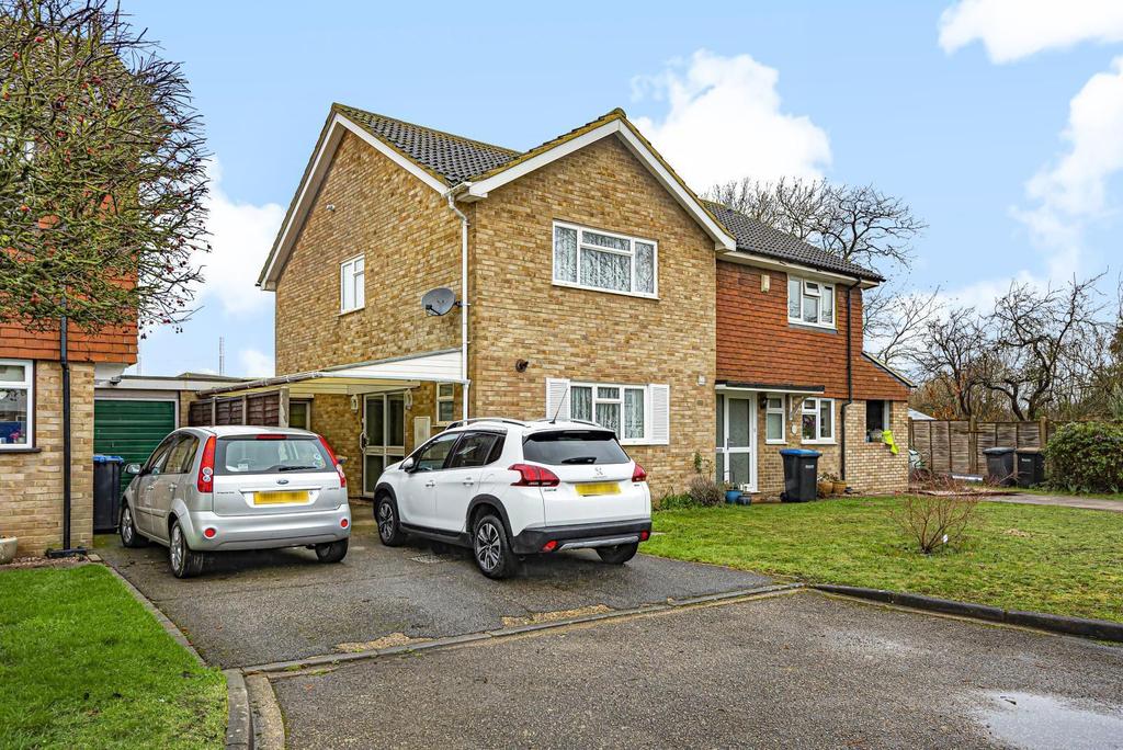 Meadway Drive, Addlestone, KT15 3 bed semi-detached house - £425,000