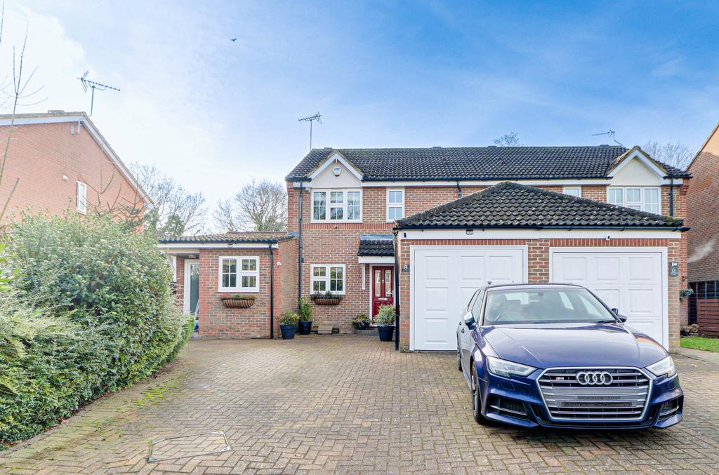 Armstrong Close, London Colney, St.... 3 bed semi-detached house - £690,000