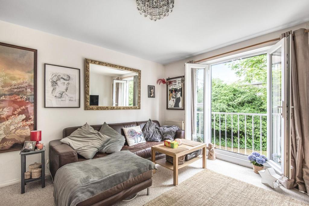 Colney Hatch Lane, Muswell Hill 2 bed flat - £400,000