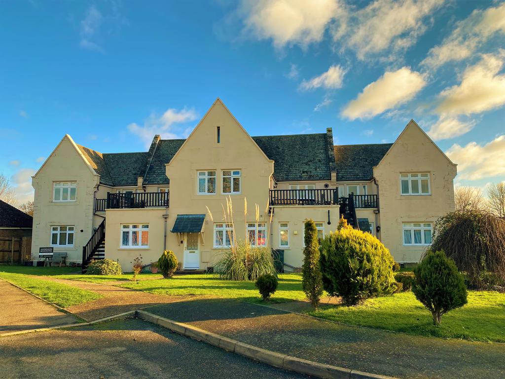HiGHFIELDS, HILLTOP DRIVE, RYE TN31 2 bed ground floor flat - £215,000