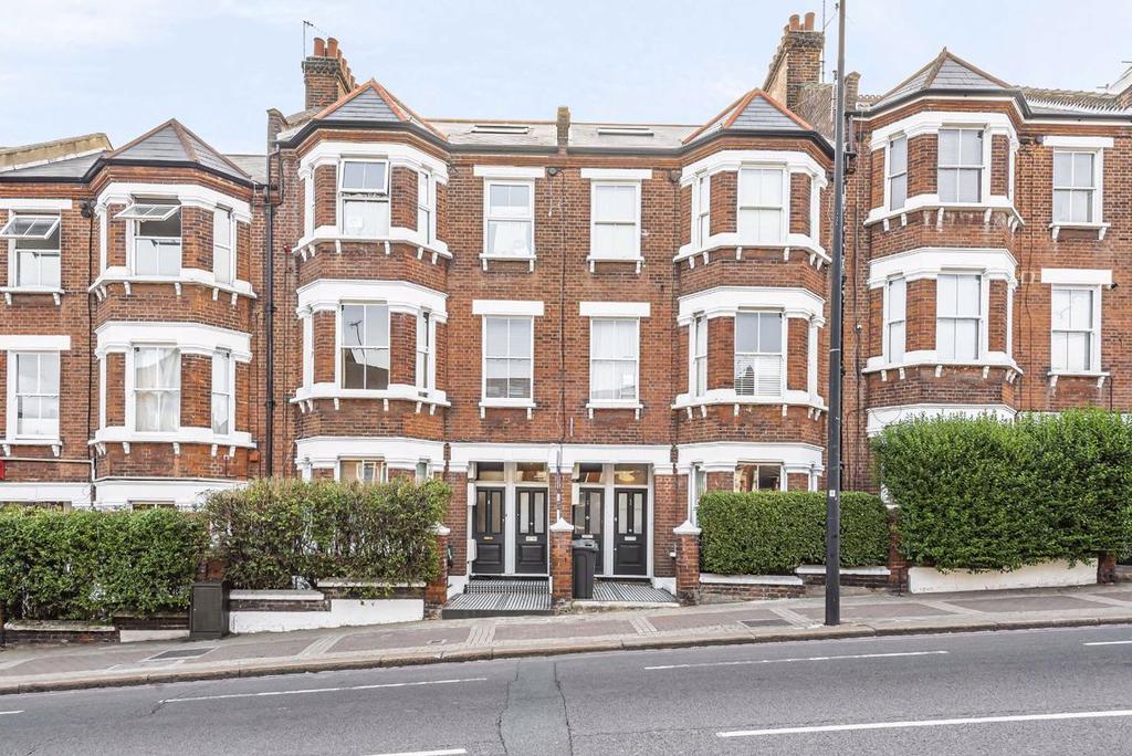 Latchmere Road, London, SW11 2 bed flat to rent - £1,950 pcm (£450 pw)