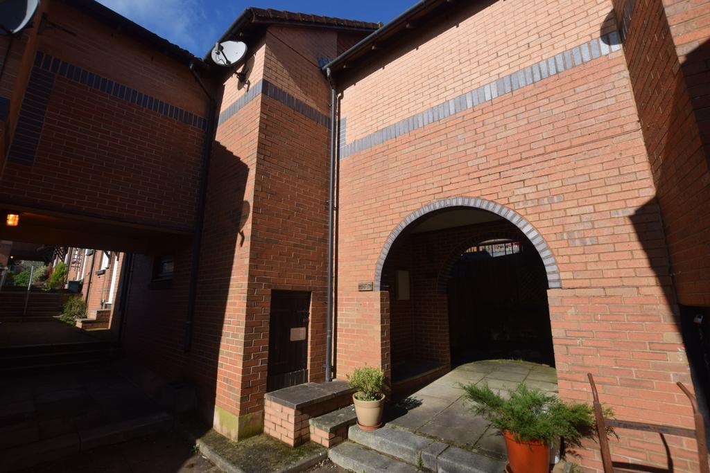 Farm Hill, Exwick, EX4 3 bed terraced house - £190,000
