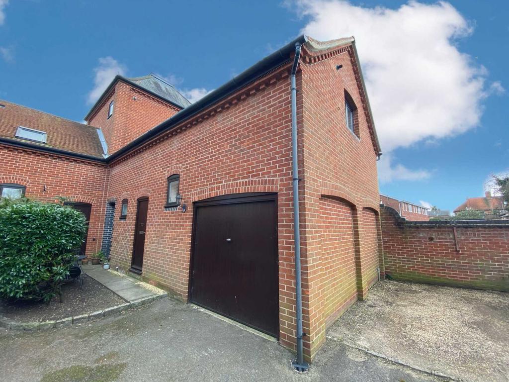 Hunts Mill, Crispin Place 2 bed end of terrace house - £1,300 pcm (£300 pw)