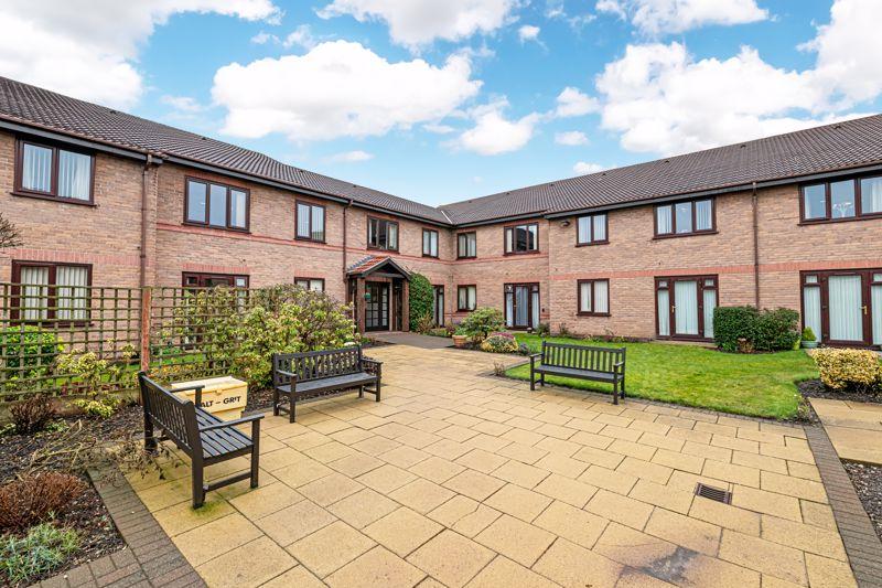 Oulton Court, Knutsford Road... 1 bed apartment - £87,000