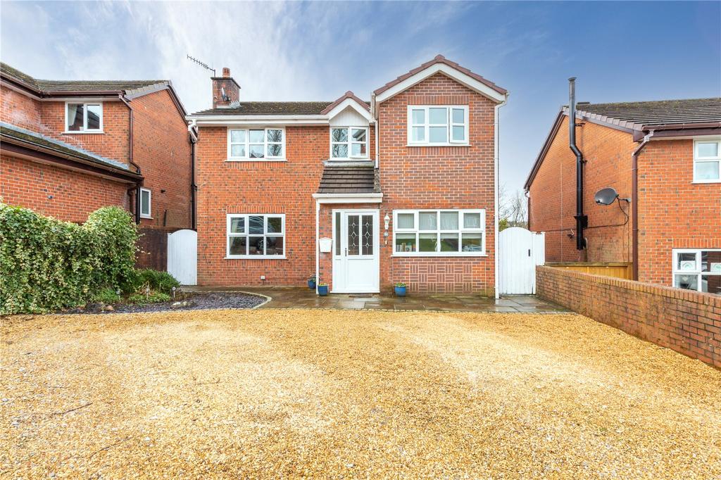 Wharncliffe Close, Hadfield, Glossop... 5 bed detached house - £360,000