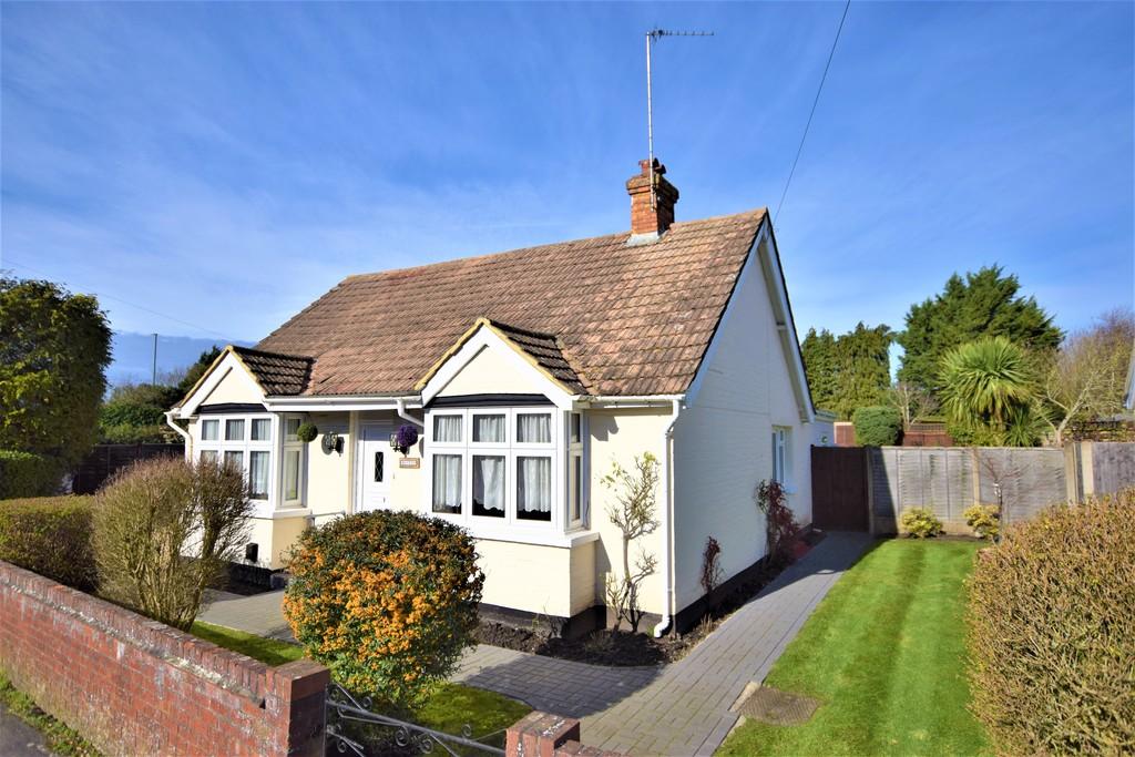 Grange Road, Ash 3 bed chalet - £450,000