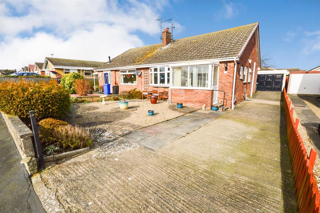 Oak Close, Filey, YO14 9EN 2 bed semi-detached bungalow - £179,950