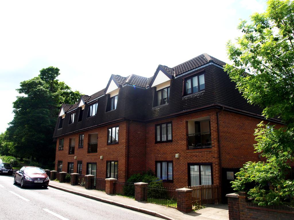 Beech Spinney, Lorne Road, Brentwood... 3 bed flat - £895 pcm (£207 pw)