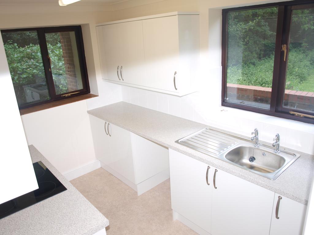 Beech Spinney, Lorne Road, Brentwood... 3 bed flat - £895 pcm (£207 pw)