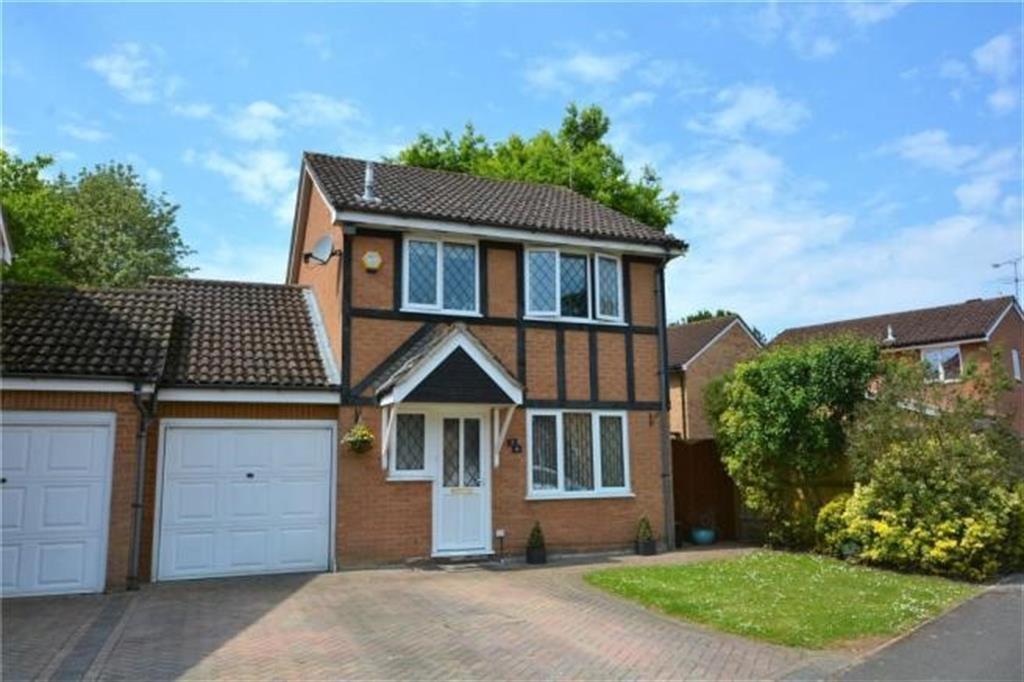 Waverley Way, Wokingham, RG40 4YD 3 bed link detached house - £450,000