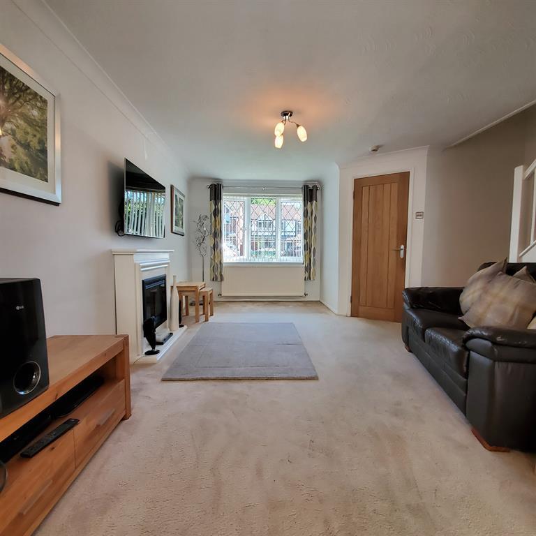Waverley Way, Wokingham, RG40 4YD 3 bed link detached house - £450,000