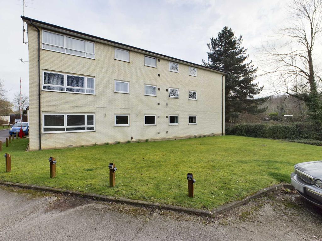 Yew Tree Court, Boxmoor 2 bed apartment - £285,000