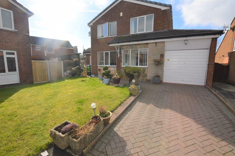 Greenbank Drive, Littleborough 3 bed detached house - £275,000