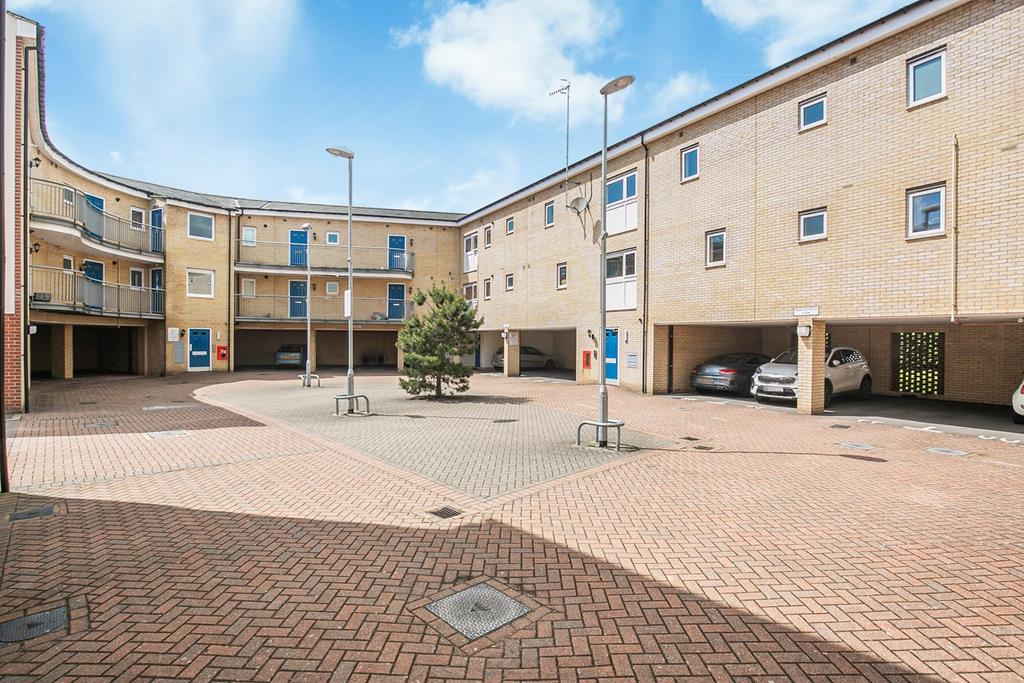 Spectre Court, Hatfield, AL10 2 bed apartment - £230,000