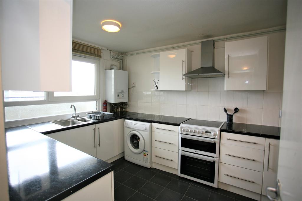 Badric Court, Yelverton Road, SW11 3SW 2 bed flat - £1,300 pcm (£300 pw)