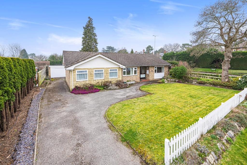 Fairmile Avenue, Cobham, KT11 3 bed detached bungalow - £1,000,000