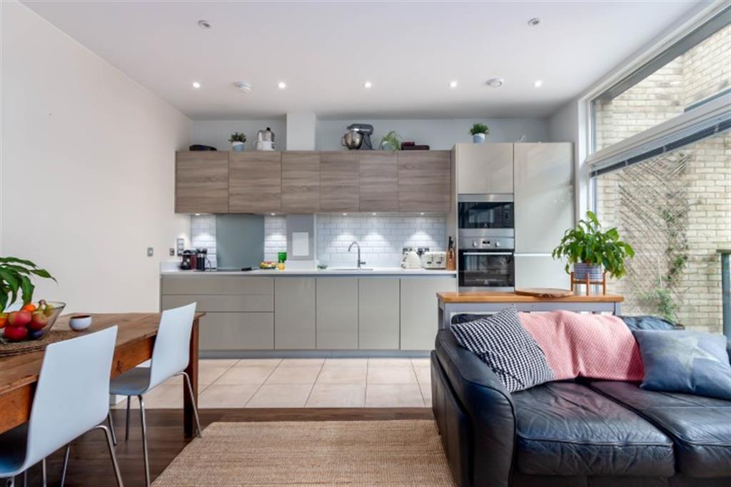 Shanklin Court, Palmerston Road... 2 bed flat - £535,000