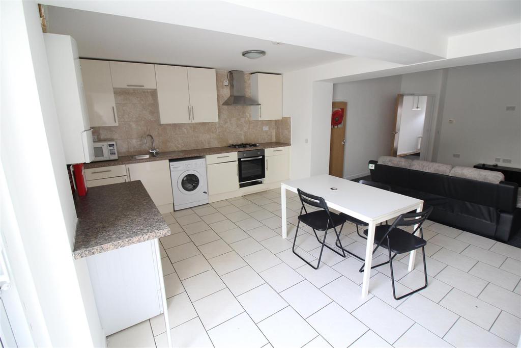 Moira Street, Adamsdown, Cardiff 5 bed house - £1,650 pcm (£381 pw)