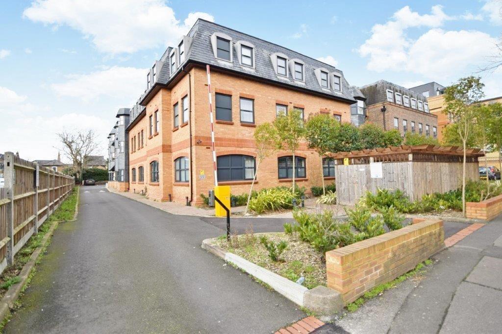 The Grove, Slough, SL1 1 bed flat - £975 pcm (£225 pw)