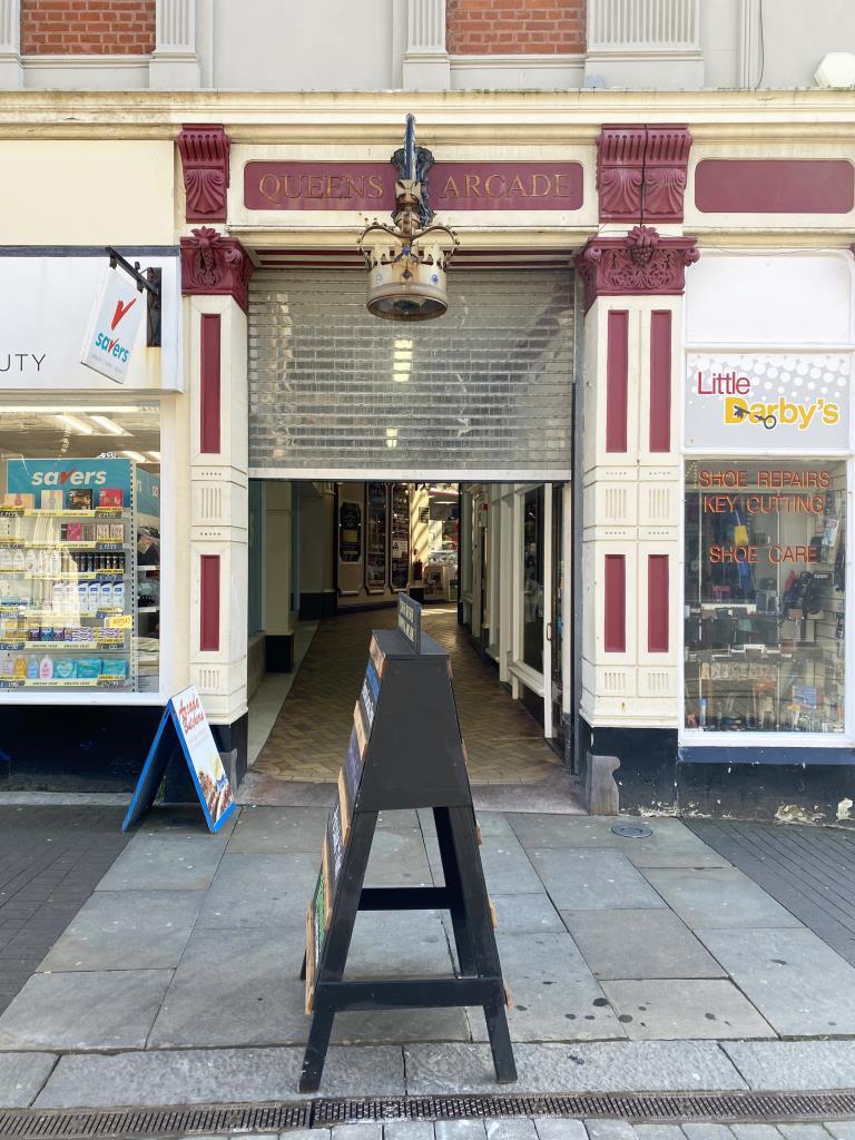 Queen's Arcade, Queens Avenue... Retail property (high street) - £325,000