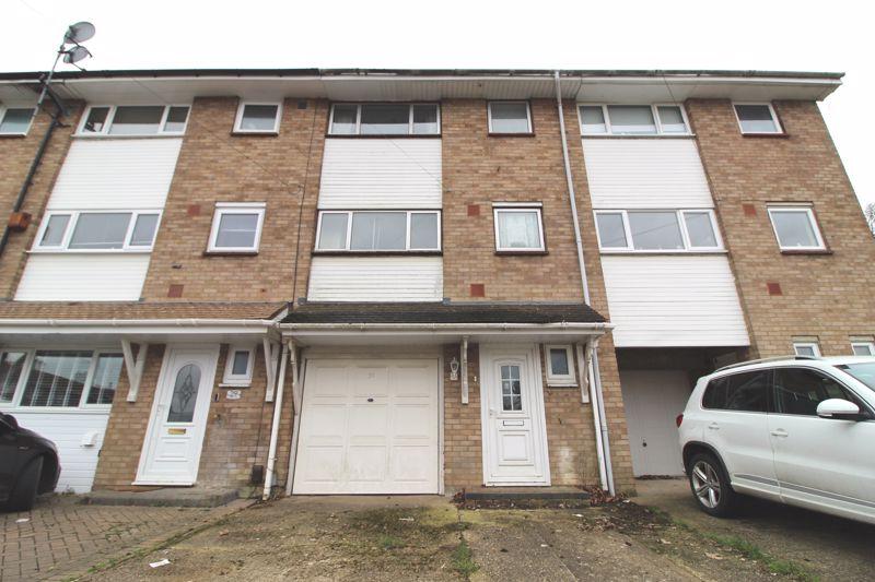 Malvern Way, Hemel Hempstead 3 bed townhouse - £1,300 pcm (£300 pw)