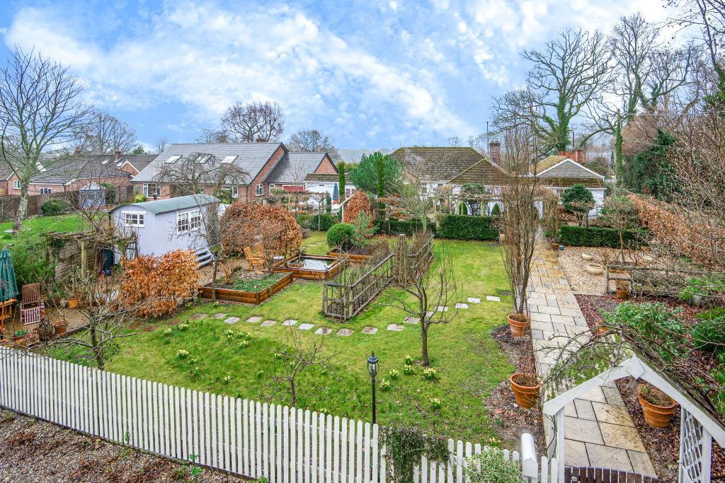 Woolton Hill, Hampshire, RG20 5 bed detached bungalow - £850,000