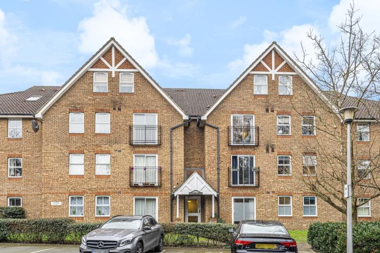 Burghley Hall Close Southfields SW19 2 bed flat - £1,425 pcm (£329 pw)