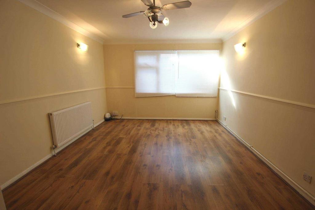 Chester Street, Reading 2 bed flat - £190,000