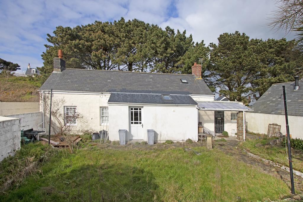 La Rocque Es Rousse, Vale, Guernsey, GY3 2 bed cottage - £525,000