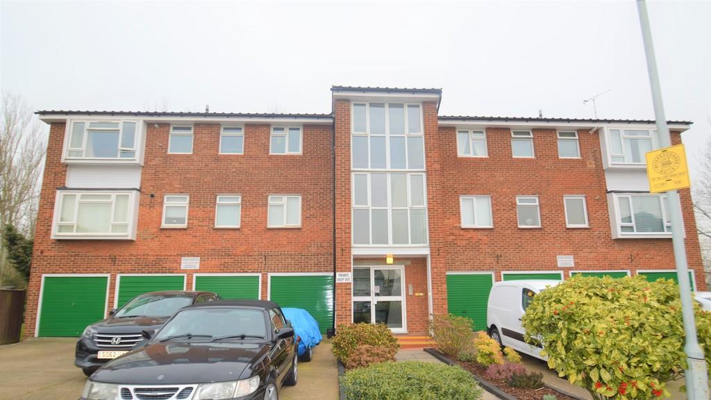 Kinder Close, London, SE28 8HG 1 bed flat - £184,995