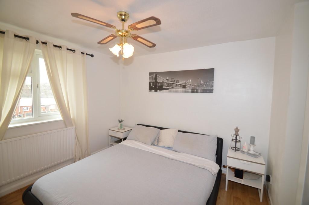 Kinder Close, London, SE28 8HG 1 bed flat - £184,995