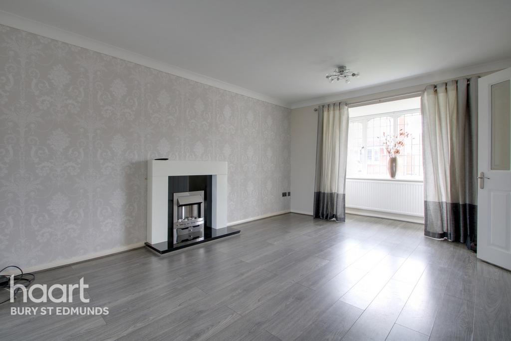Thistledown Drive, Bury St Edmunds 4 bed detached house - £410,000