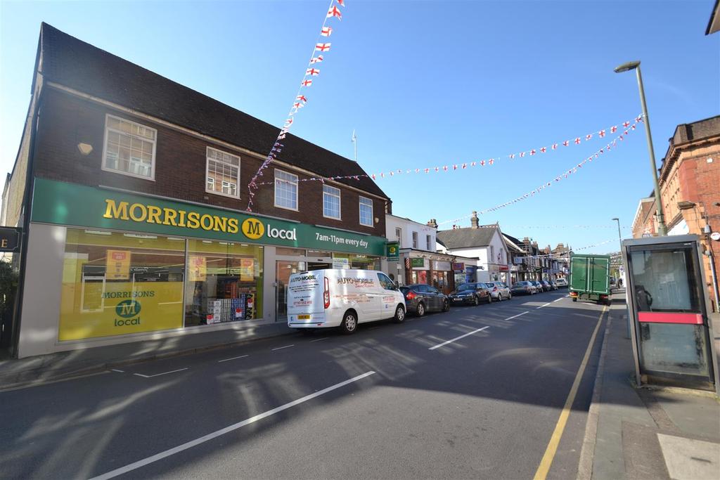 High Street, Horley House - £725 pcm (£167 pw)