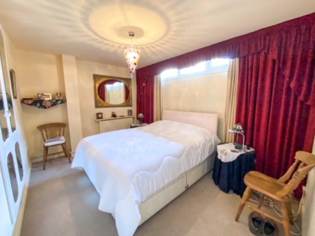 Watling Court, Elstree 1 bed flat - £220,000