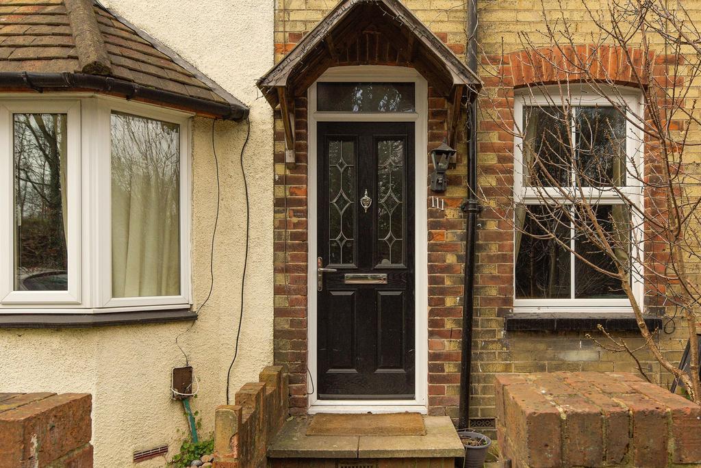 Frenches Road, Redhill, Surrey, RH1 2HZ 2 bed terraced house - £280,000