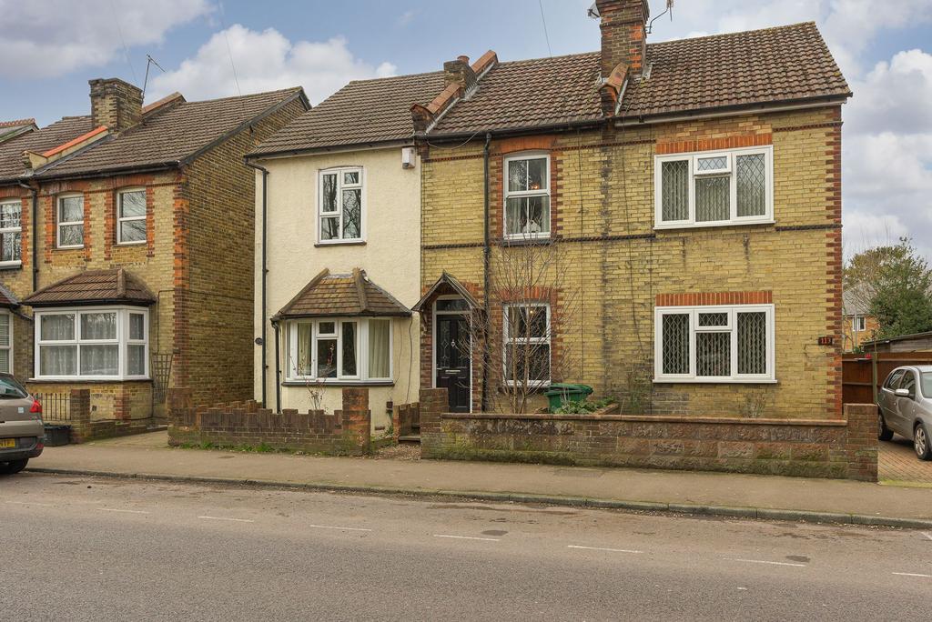 Frenches Road, Redhill, Surrey, RH1 2HZ 2 bed terraced house - £280,000