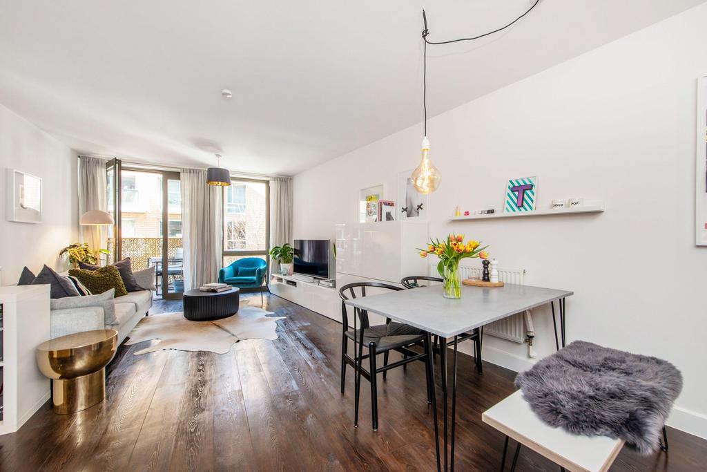 Nelson Walk, London E3 2 bed flat - £400,000