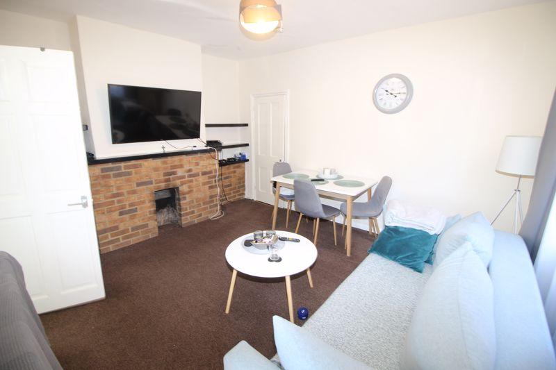 Hillside, Slough, SL1 1 bed flat - £800 pcm (£185 pw)