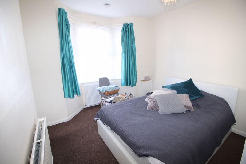 Hillside, Slough, SL1 1 bed flat - £800 pcm (£185 pw)