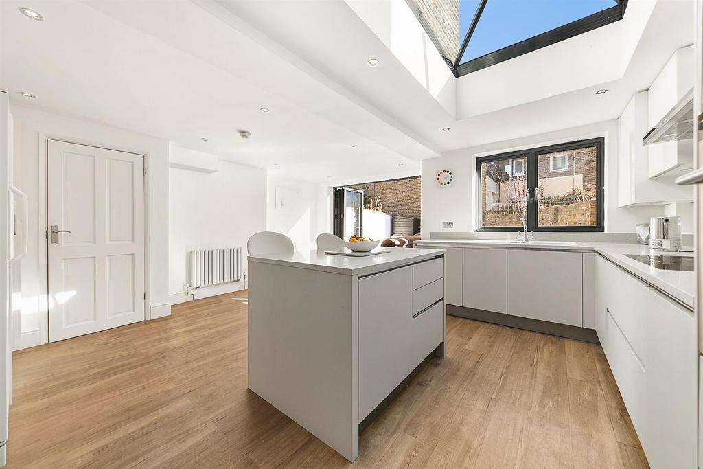 Mervan Road, Brixton, London 4 bed house - £3,402 pcm (£785 pw)