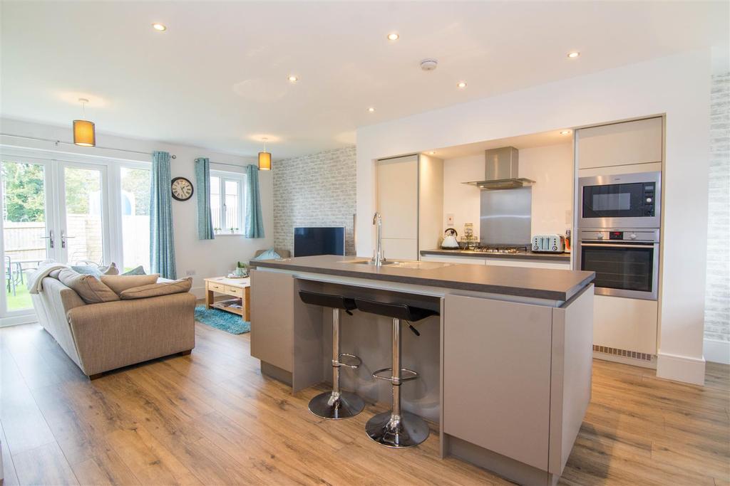 Low Hall Fold, Horsforth, Leeds 2 bed semi-detached house - £1,050 pcm ...