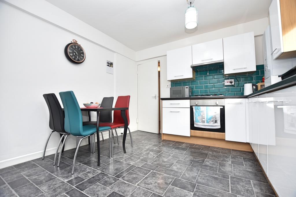 GRIEVE ROAD, GREENOCK 2 bed flat - £70,000