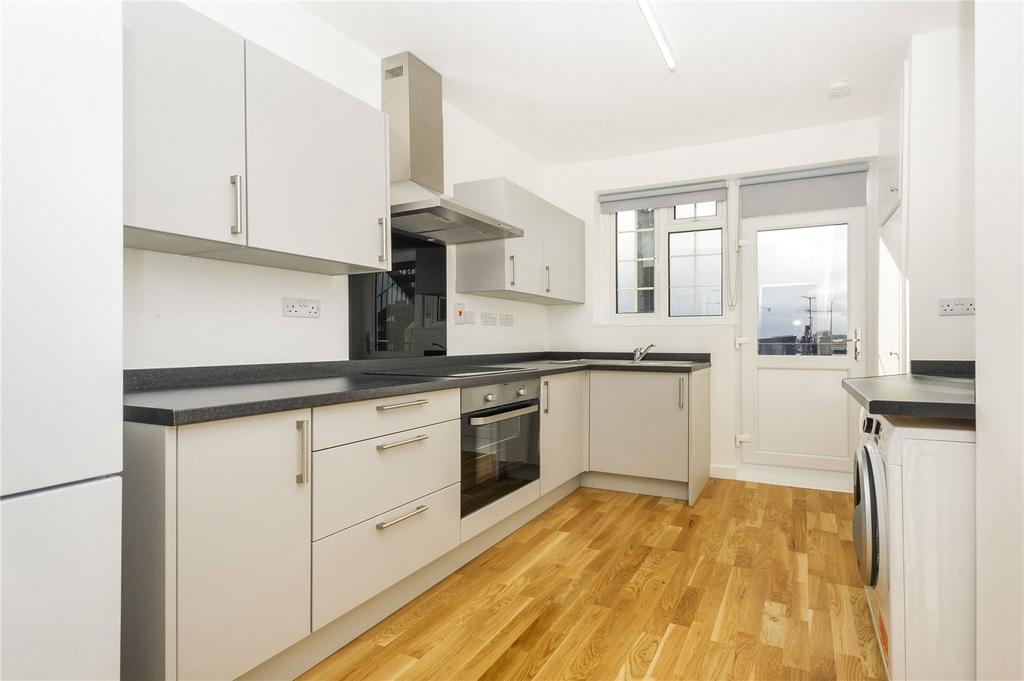 Frognal Court, Finchley Road... 3 bed flat - £2,145 pcm (£495 pw)