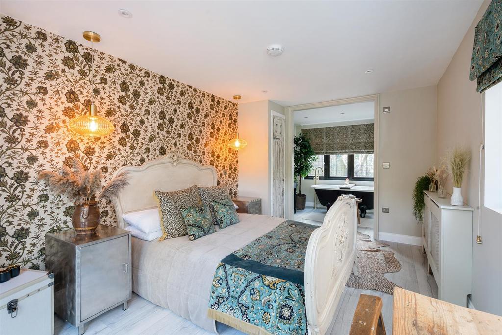High Road, Chipstead 3 bed semi-detached house - £875,000
